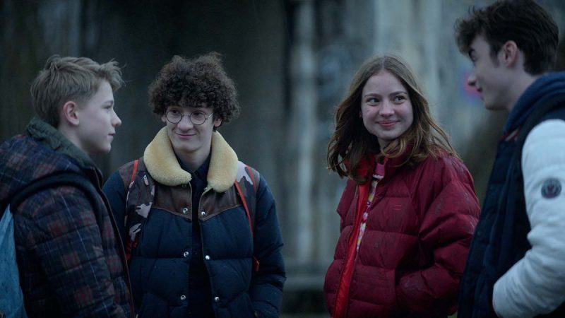 Parallels Trailer Teases Time-Traveling Mystery for French Disney+ Series