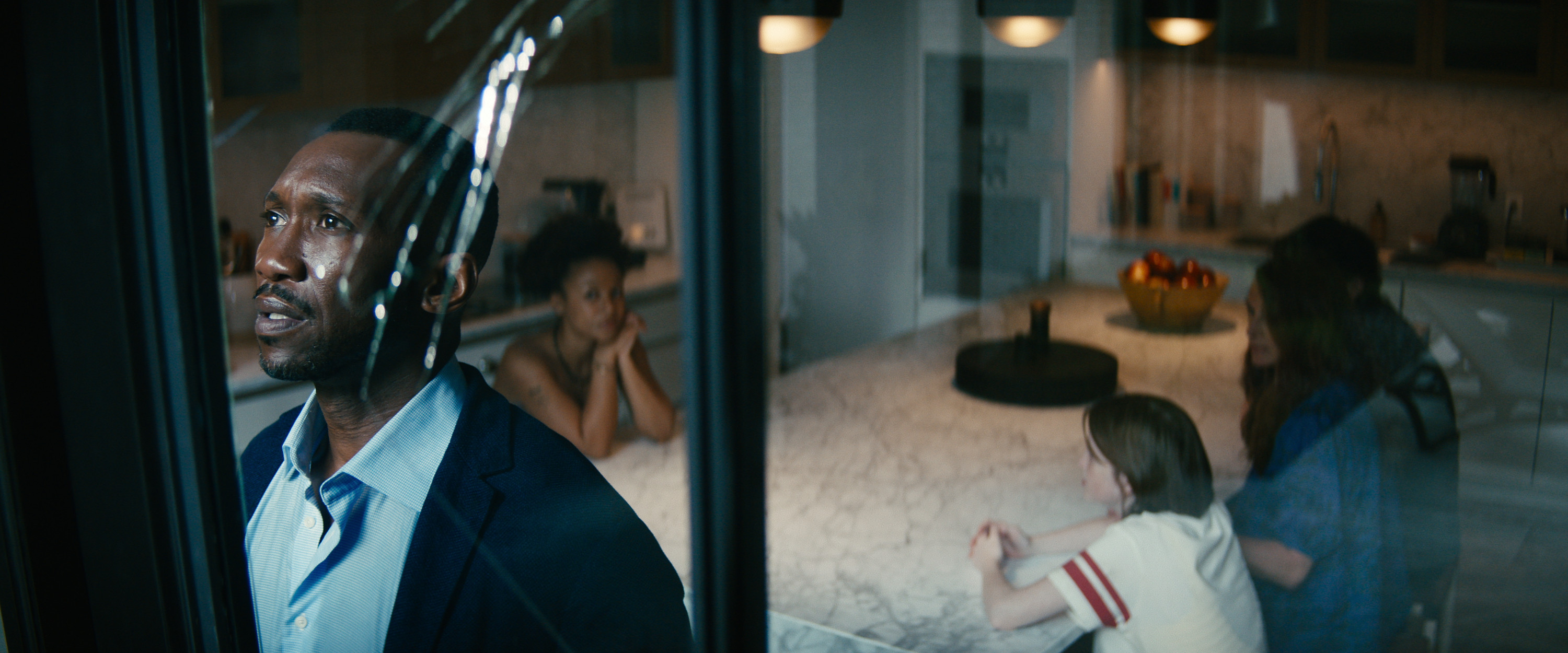 Leave the World Behind Photos for Julia Roberts, Ethan Hawke Apocalypse ...