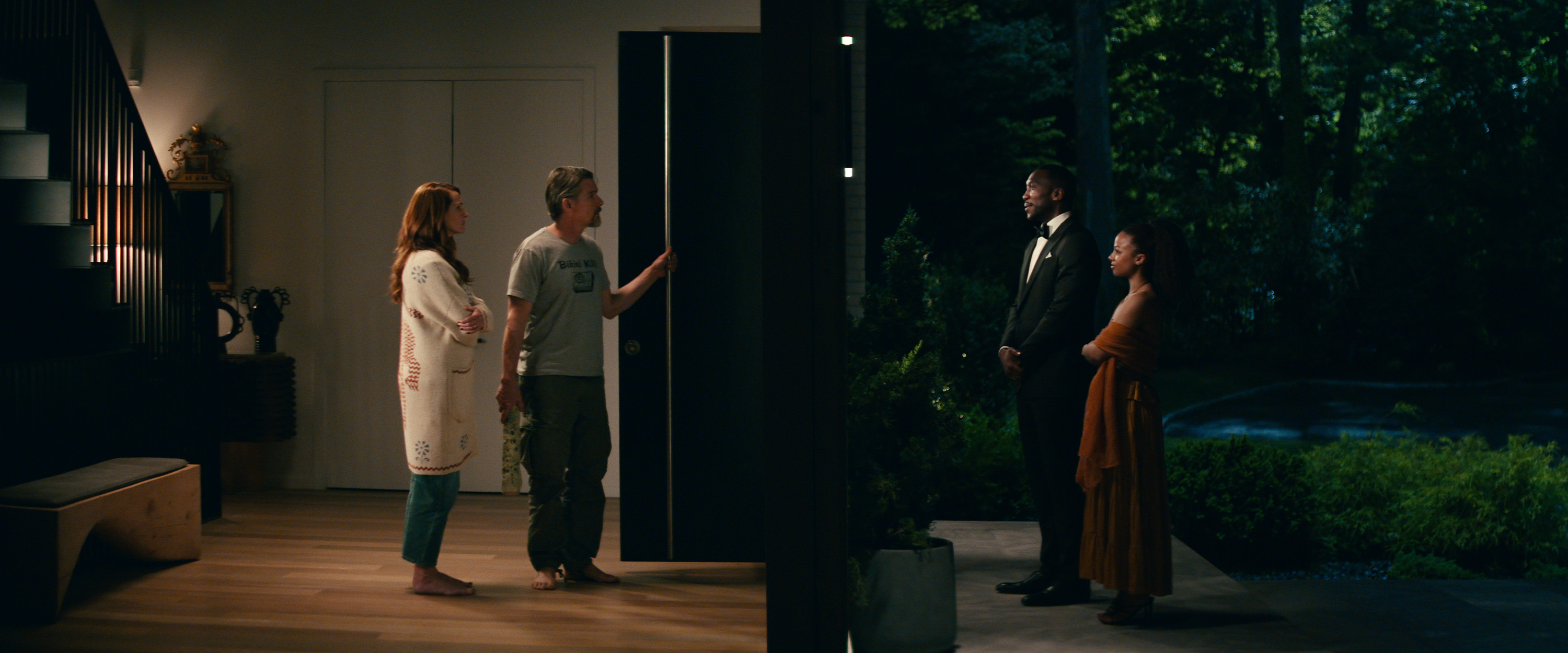 Leave the World Behind Photos for Julia Roberts, Ethan Hawke Apocalypse ...