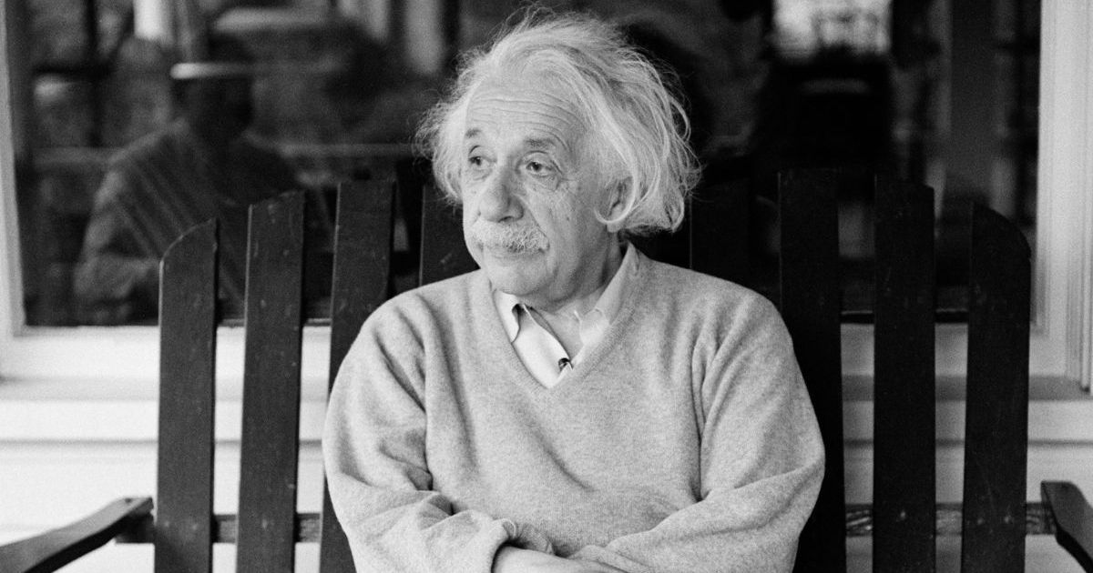 Einstein and the Bomb on Netflix: Were the German Physicist and Robert ...