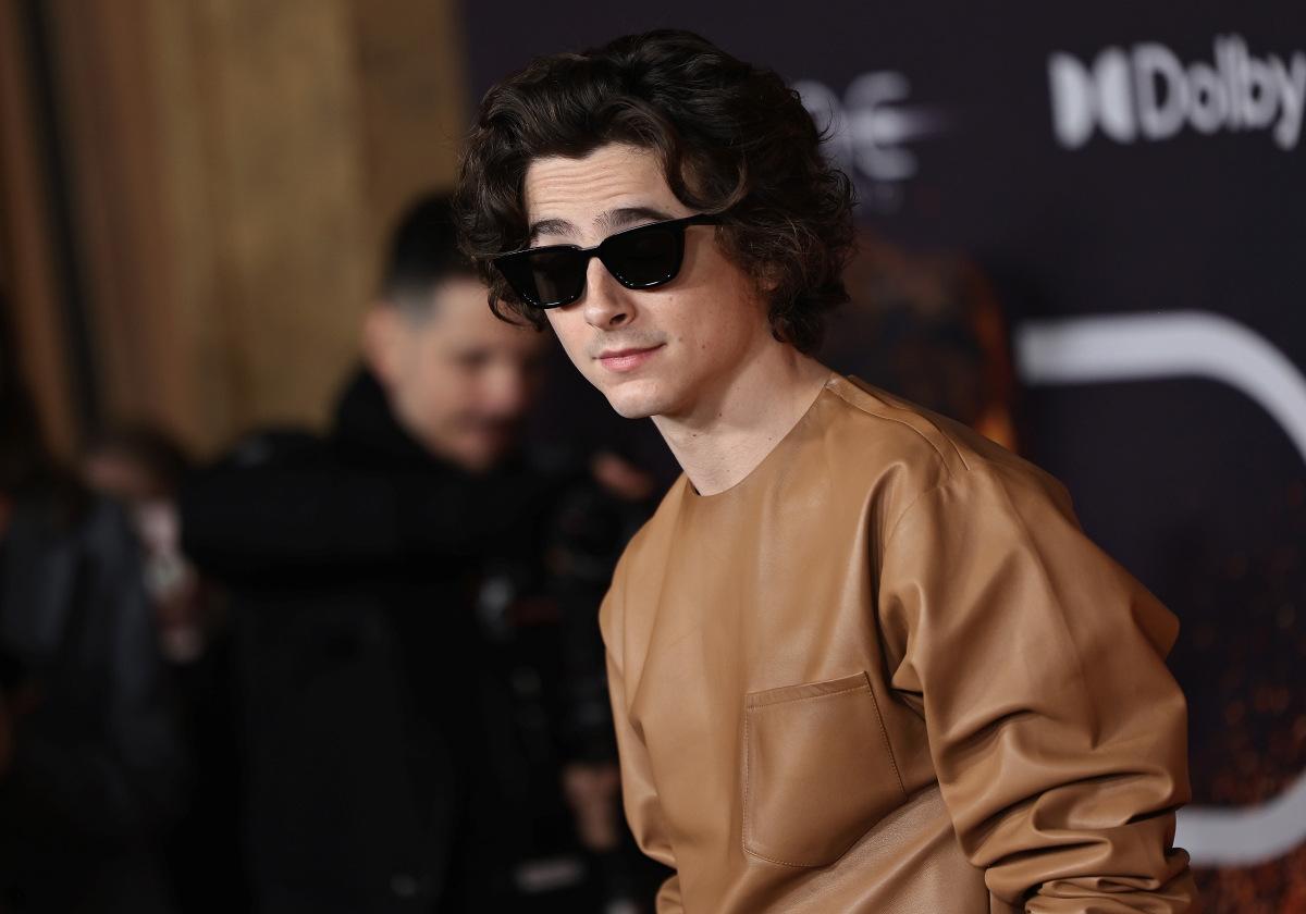 A Complete Unknown Set Photos Unveil First Look at Timothée Chalamet as ...
