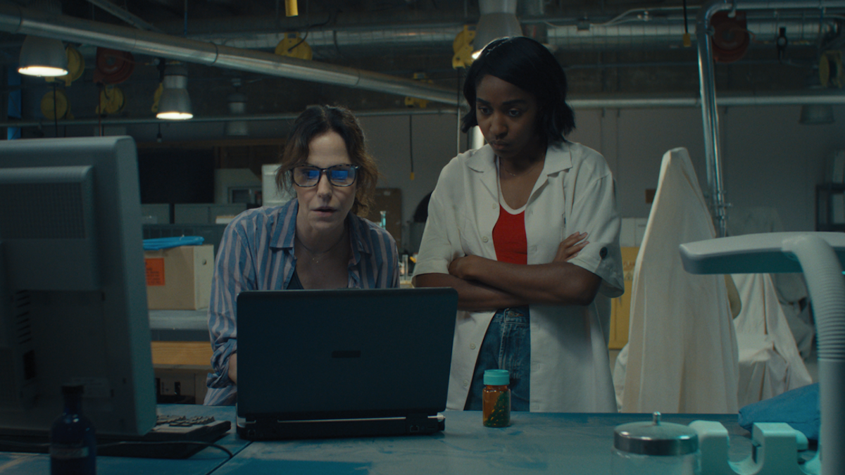 Omni Loop Director Talks Mary-Louise Parker & Ayo Edebiri Sci-Fi Movie