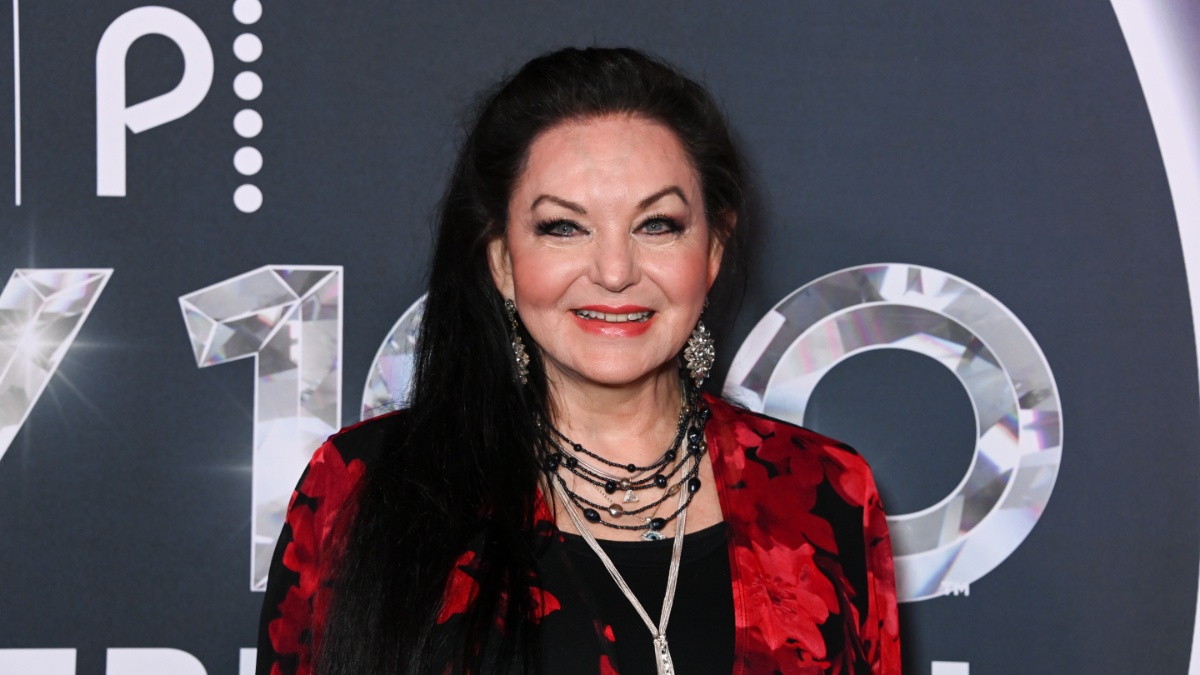Crystal Gayle Net Worth 2025: How Much Money Does She Make?