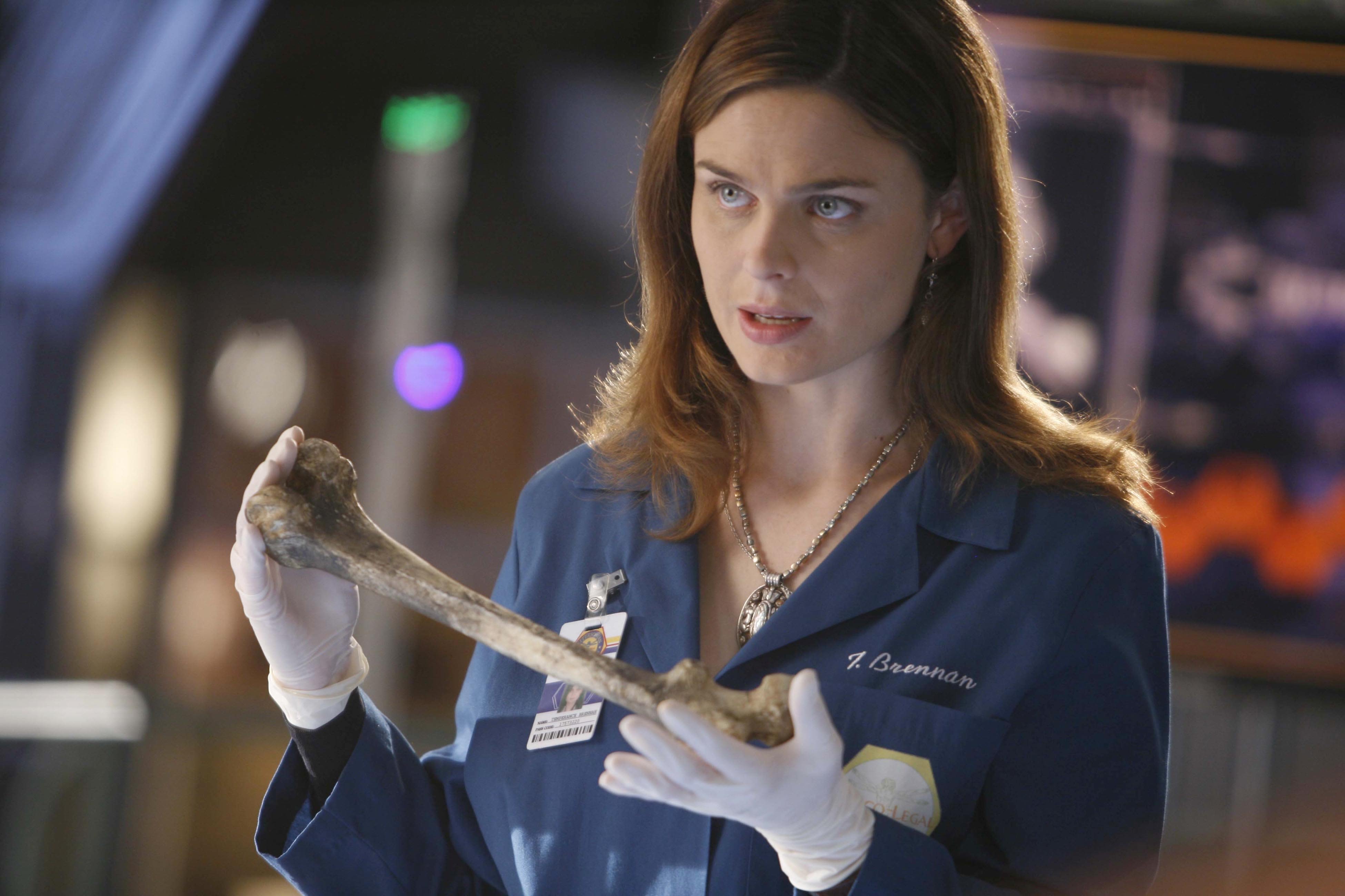 Bones Revival: Emily Deschanel & More Series Alums Open to Return for ...