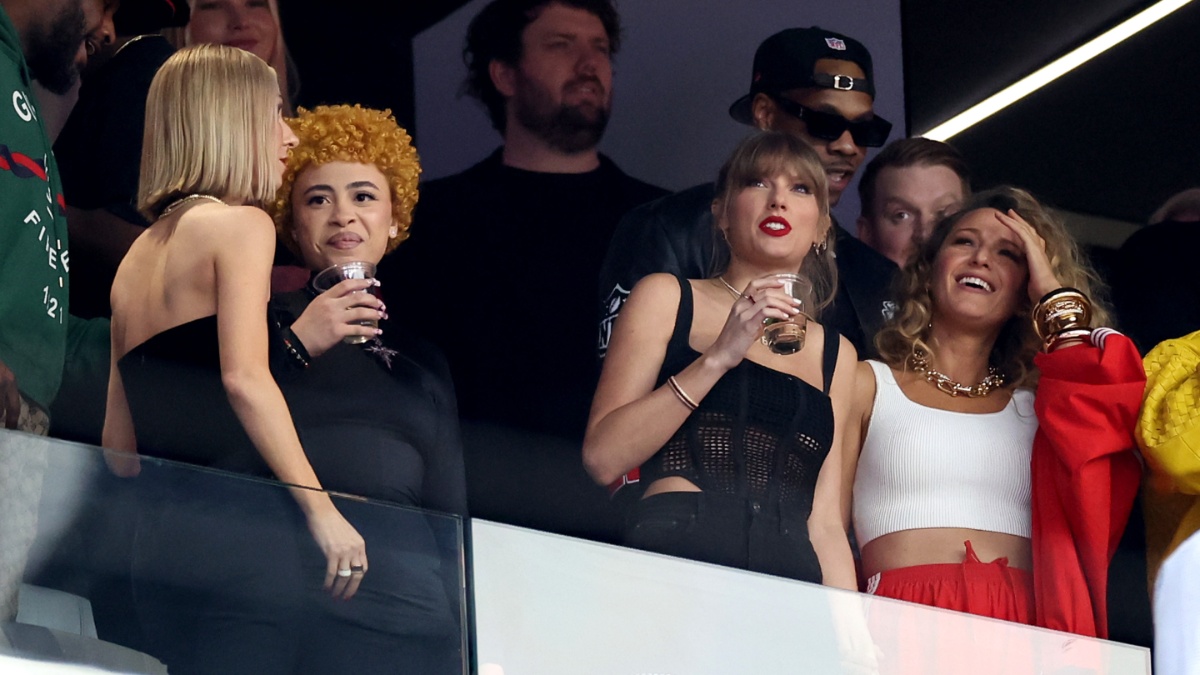 Blake Lively Hangs Out With Sisters Amid Taylor Swift Drama