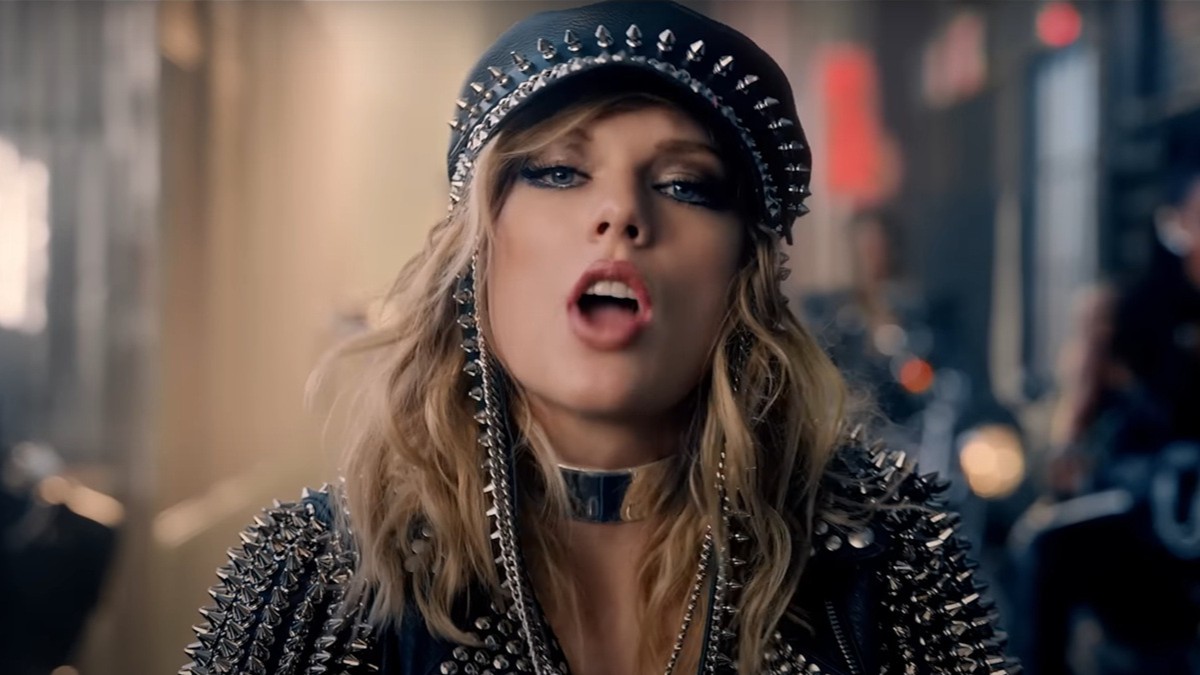 What Did Nikki Glaser Say About Taylor Swift During AMAs 2025?