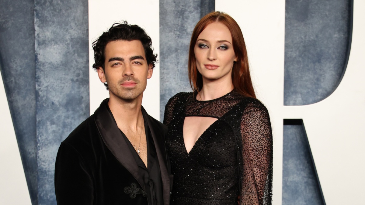 Game of Thrones' Sophie Turner Shows off 6-Pack Abs as Fans React