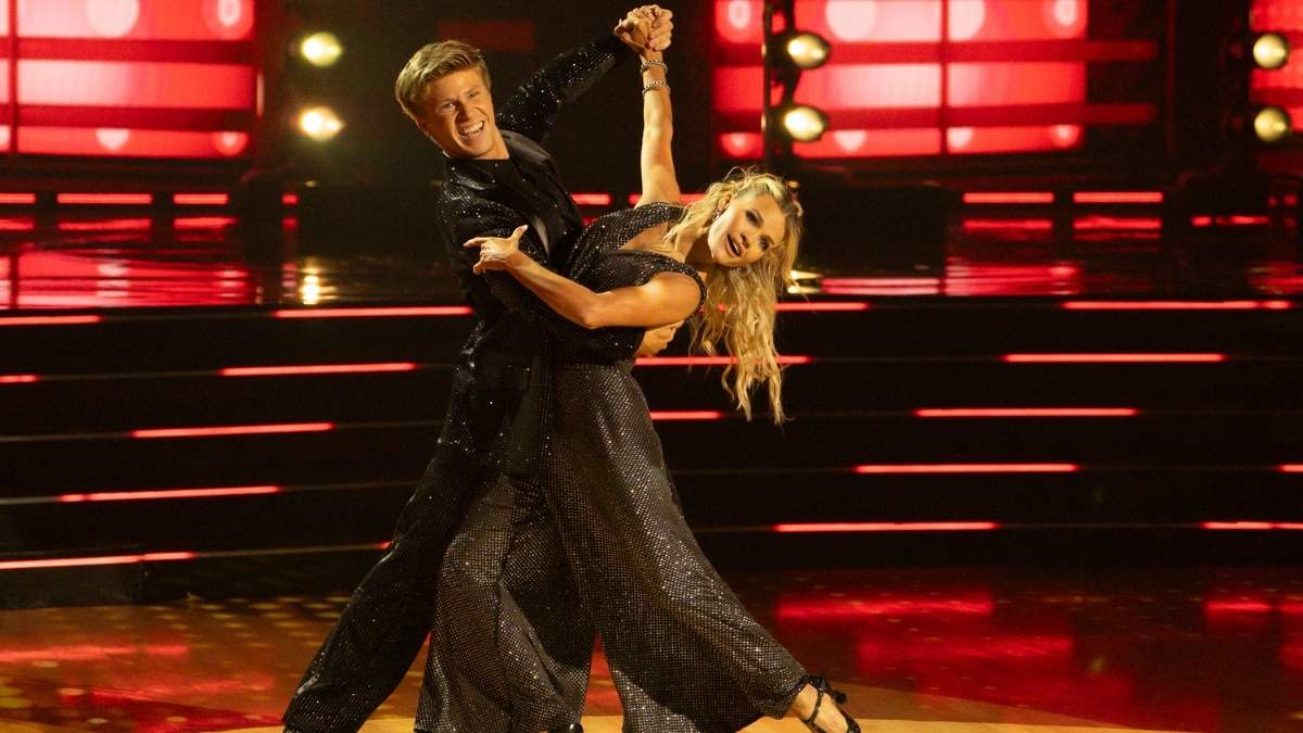 DWTS' Witney Carson Reveals Partner Robert Irwin's Handwritten Note