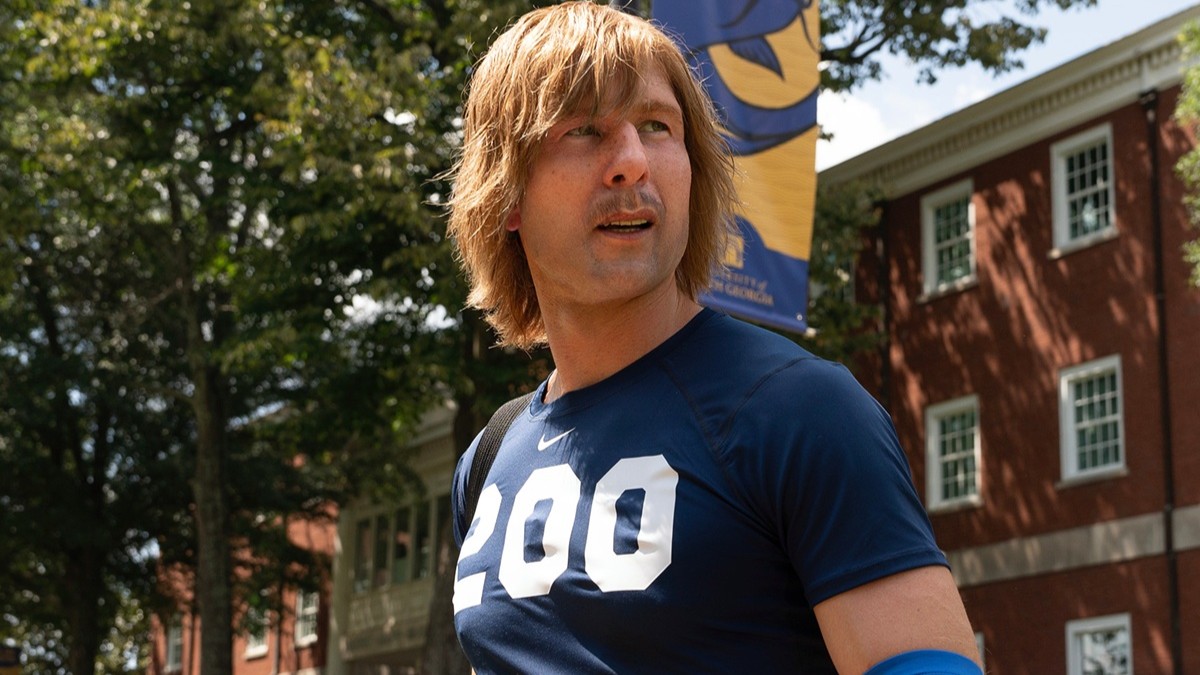Glen Powell Talks Chad Powers & Robin Williams' Mrs. Doubtfire Comparisons