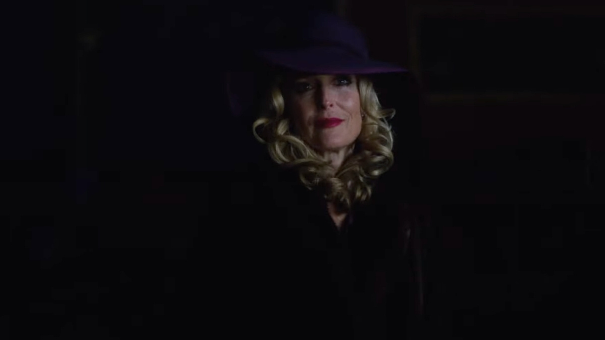 Gillian Anderson & Hannah Einbinder's Horror Movie 'Remake' Gets Trailer