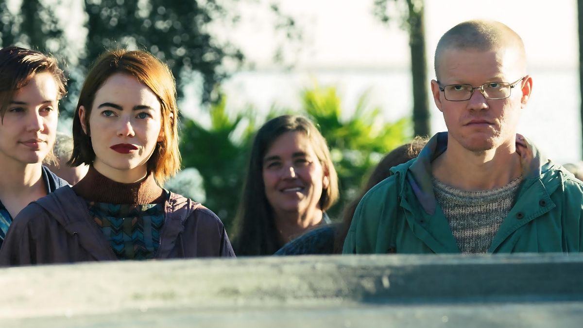 Emma Stone & Jesse Plemons' Dark Comedy Movie Sets Hulu Streaming Date