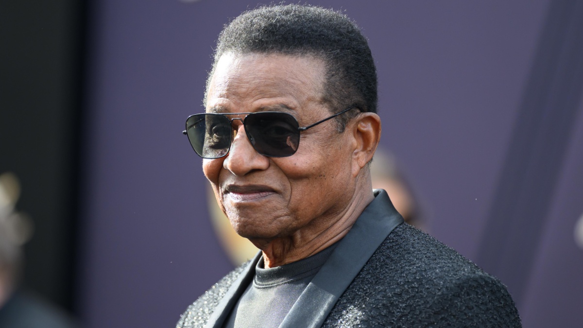 Jackie Jackson Addresses Claims That Dad Joe 'Forced' the Siblings Into ...