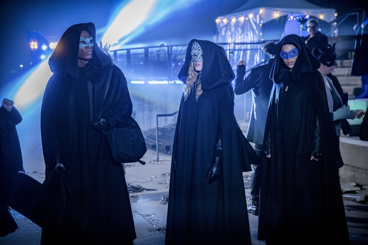 Arrow episode 7.16 photos go to the future of Star City