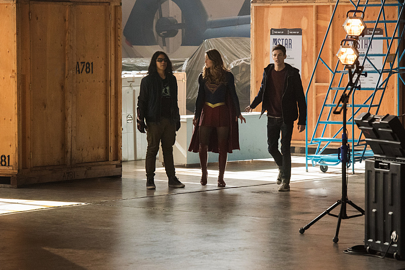 Supergirl Prepares for The CW Crossover in New Poster