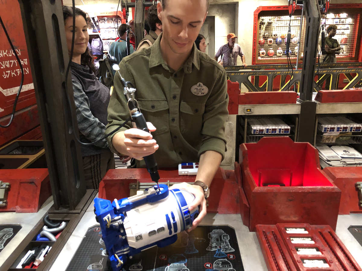 See How Droids Are Built at Disney World's Galaxy's Edge!