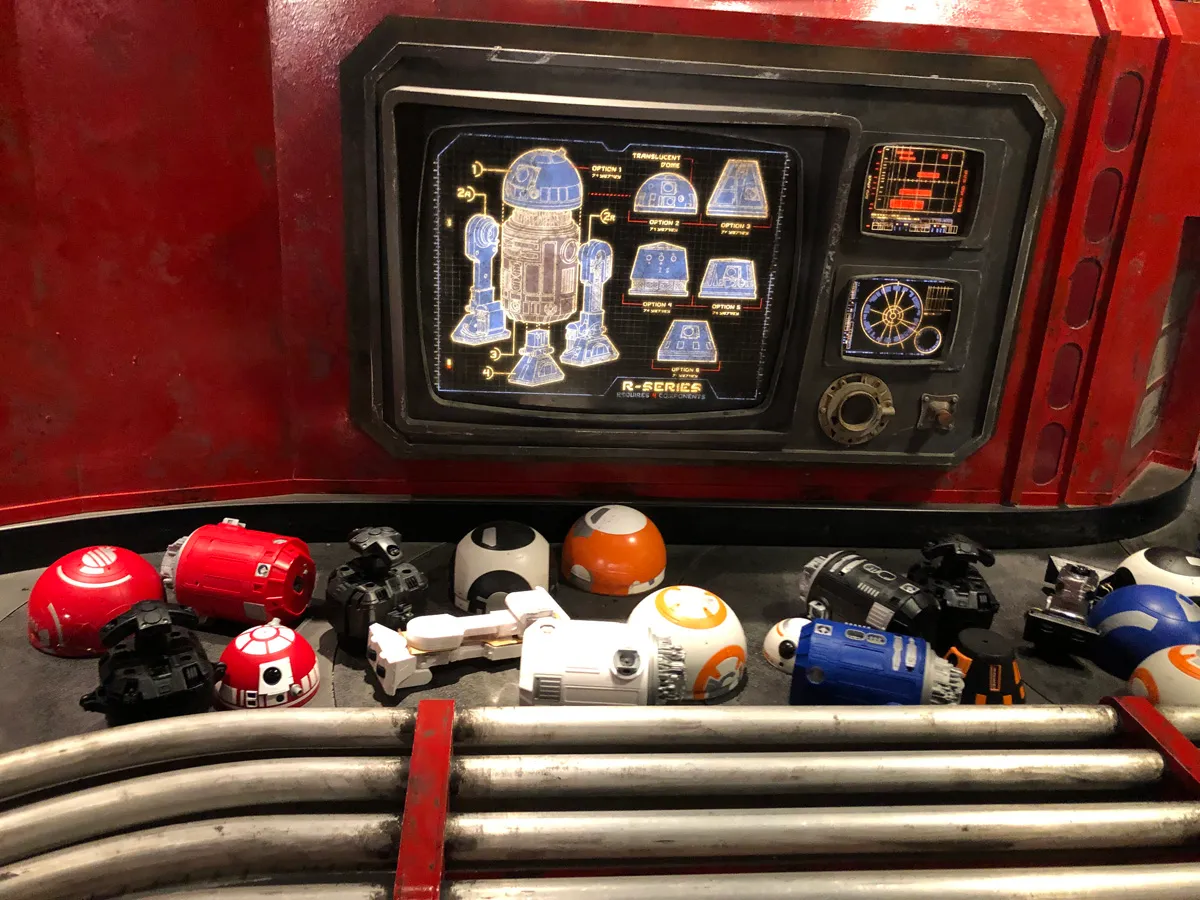 See How Droids Are Built at Disney World's Galaxy's Edge!